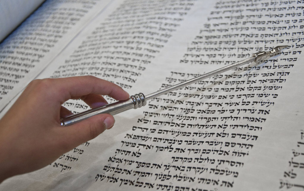 hand-reading-torah | Congregation Or ZaruaCongregation Or Zarua